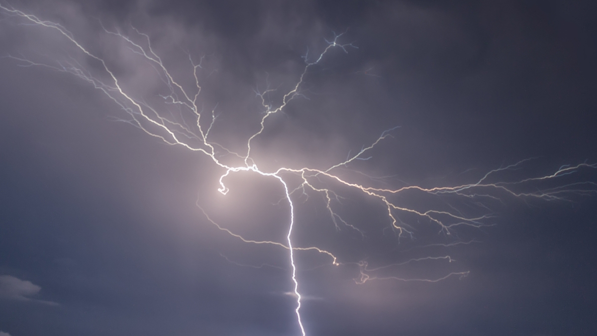 How does lightning work? | Drivetime - RTÉ Radio 1