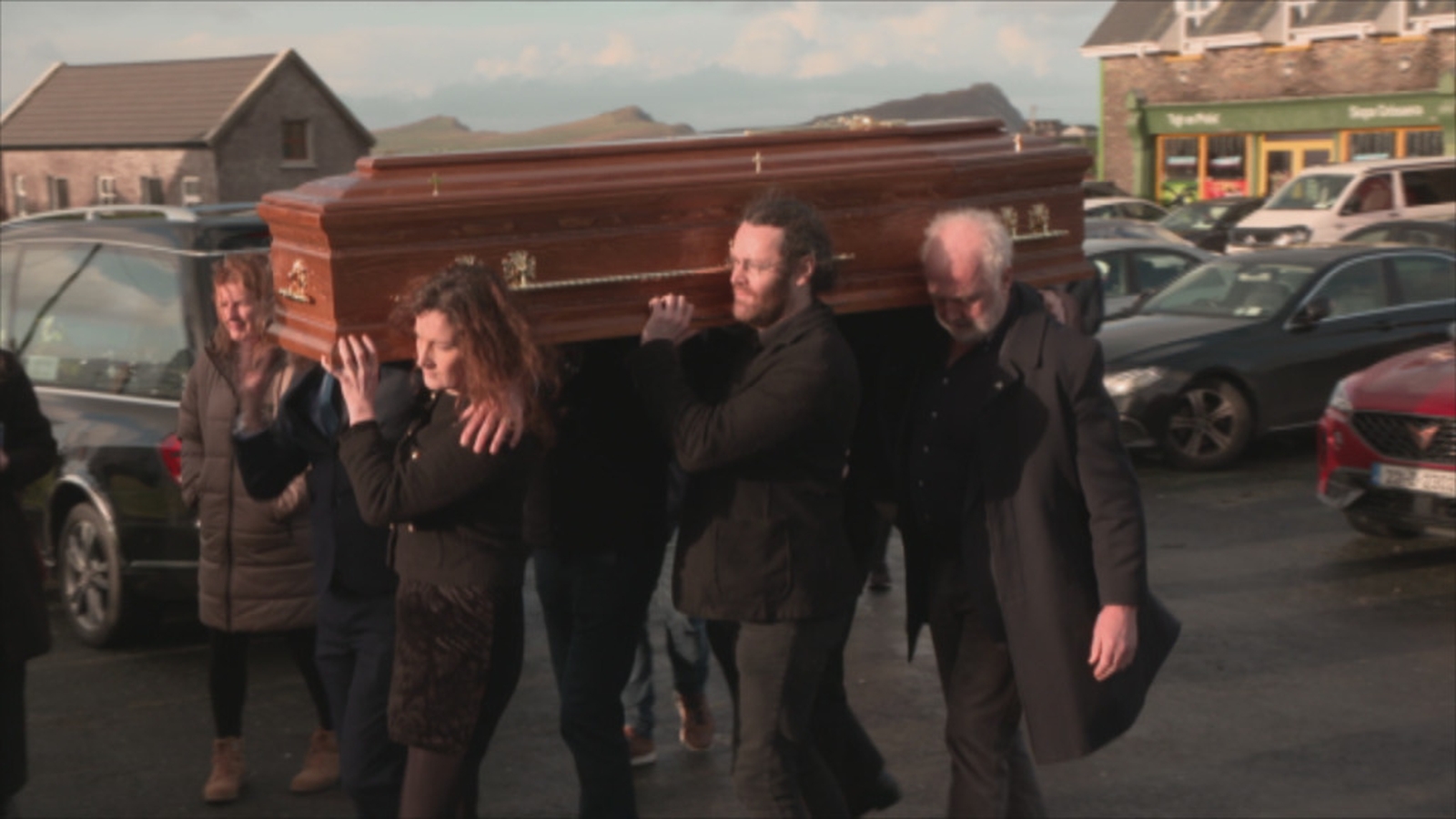 Ómós don cheoltóir Séamus Ó Beaglaoich ag a aifreann sochraide