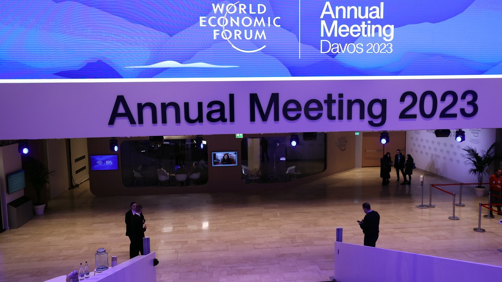 Recession casts long shadow over opening of WEF summit