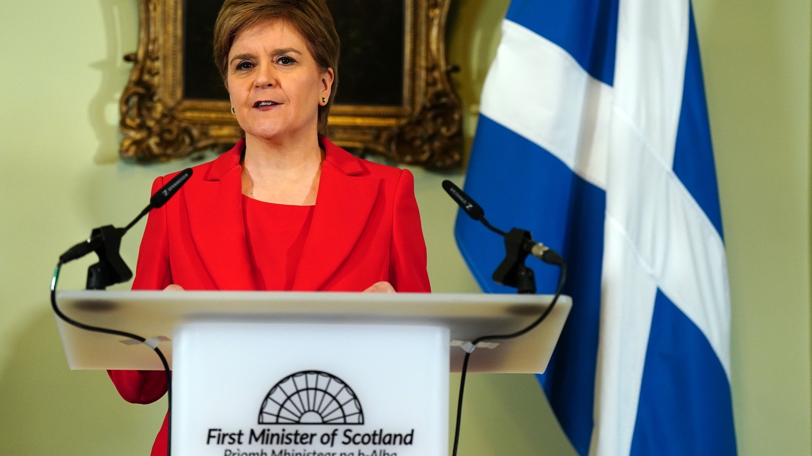 Nicola Sturgeon ag éirí as a post mar Chéad Aire na hAlban