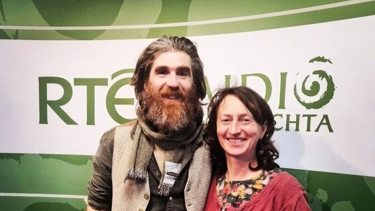 Diarmaid Lyng agus Siobhán de Paor; fágaint slán le Corca Dhuibhne | An ...