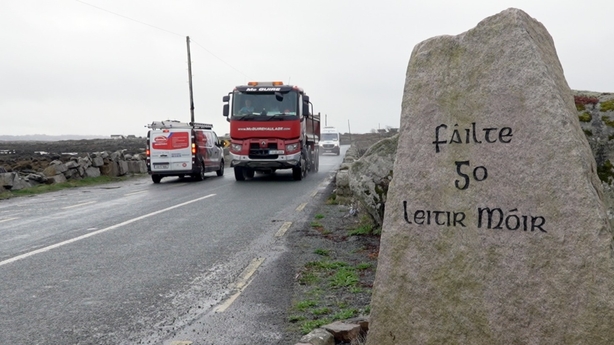 Soilse tráchta le cur ar dhroichid i gCeantar na nOileán