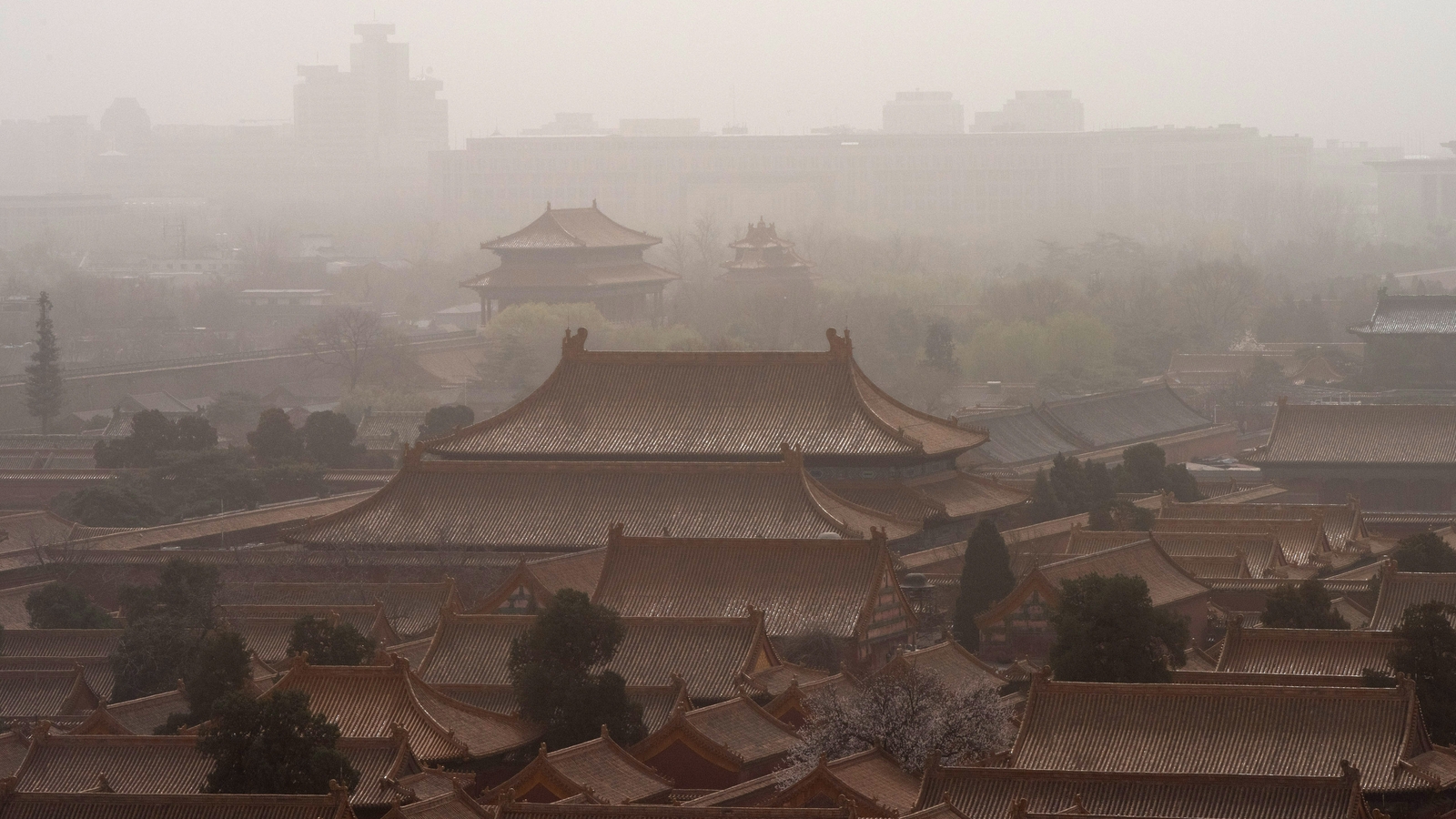Air pollution spikes in dust storms across north China