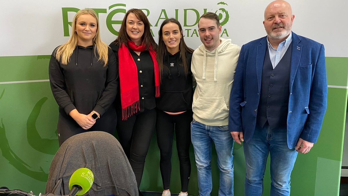 An Dr. Seán Mac Corraidh, agus na mic léinn Pól Mac Pháidín, Róisín ...