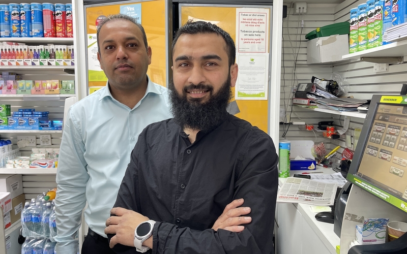 Gnó agus Gaeilge ar a thoil ag Pacastánach i gCorcaigh