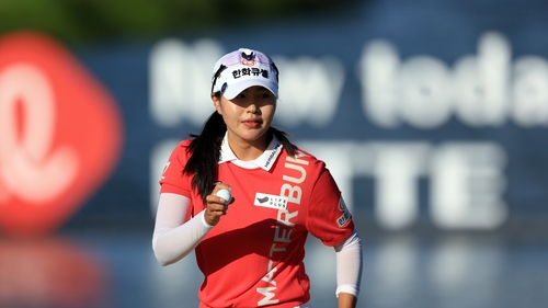 Sung holds narrow lead in Hawaii, Meadow 10 shots back