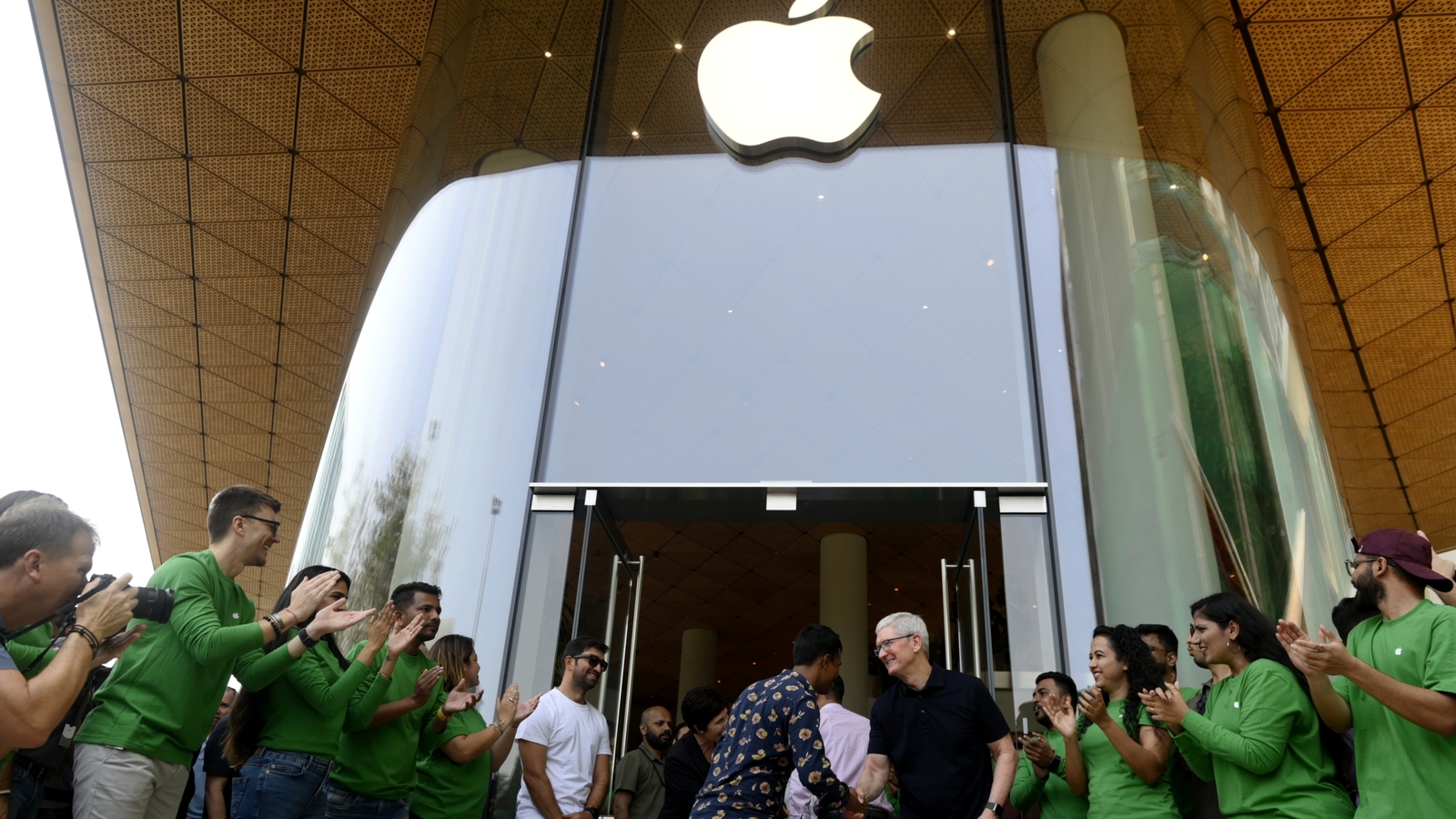 Apple opens first India store as fans gather