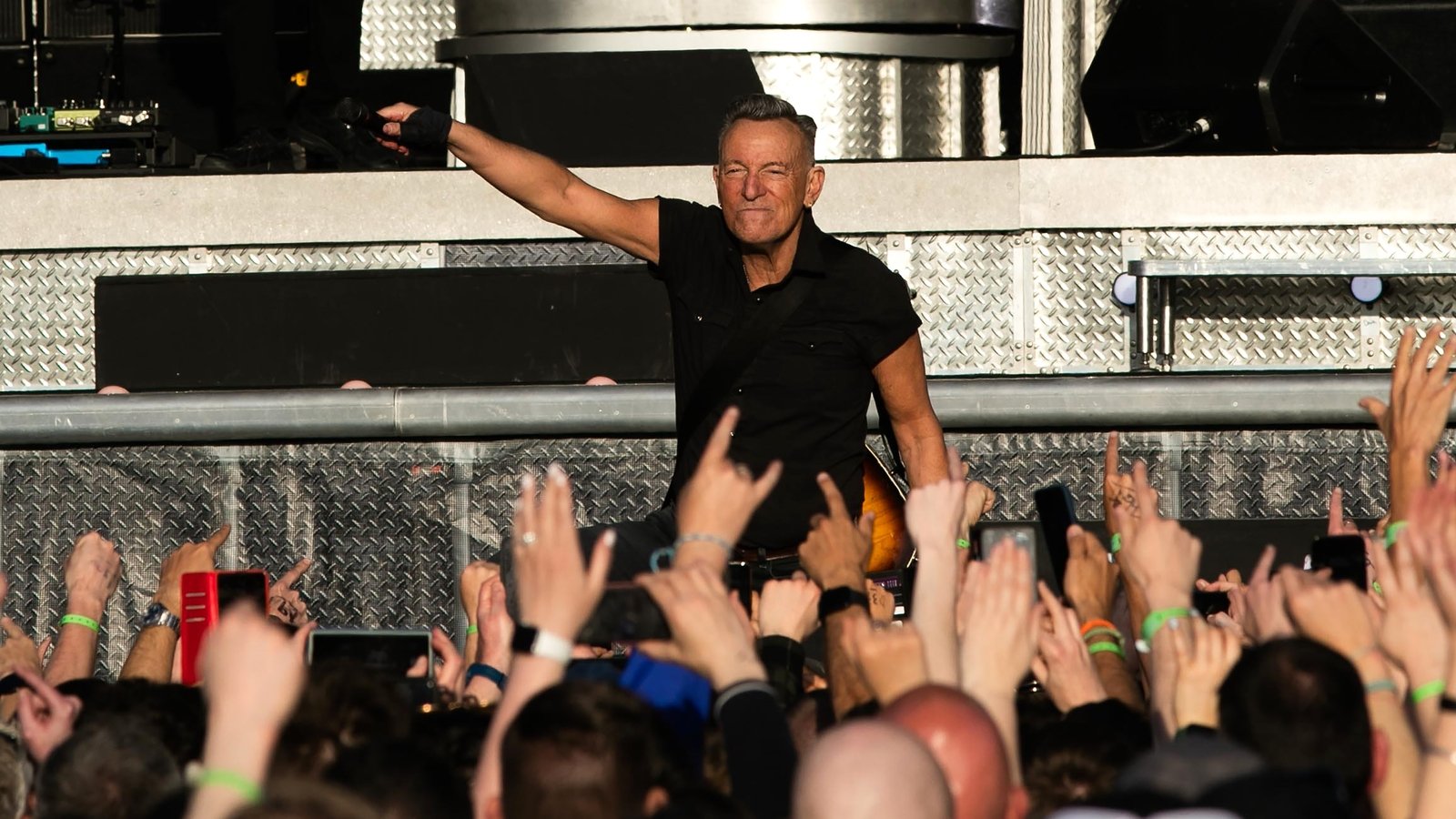 Bruce Springsteen kicks off three-night stand in Dublin