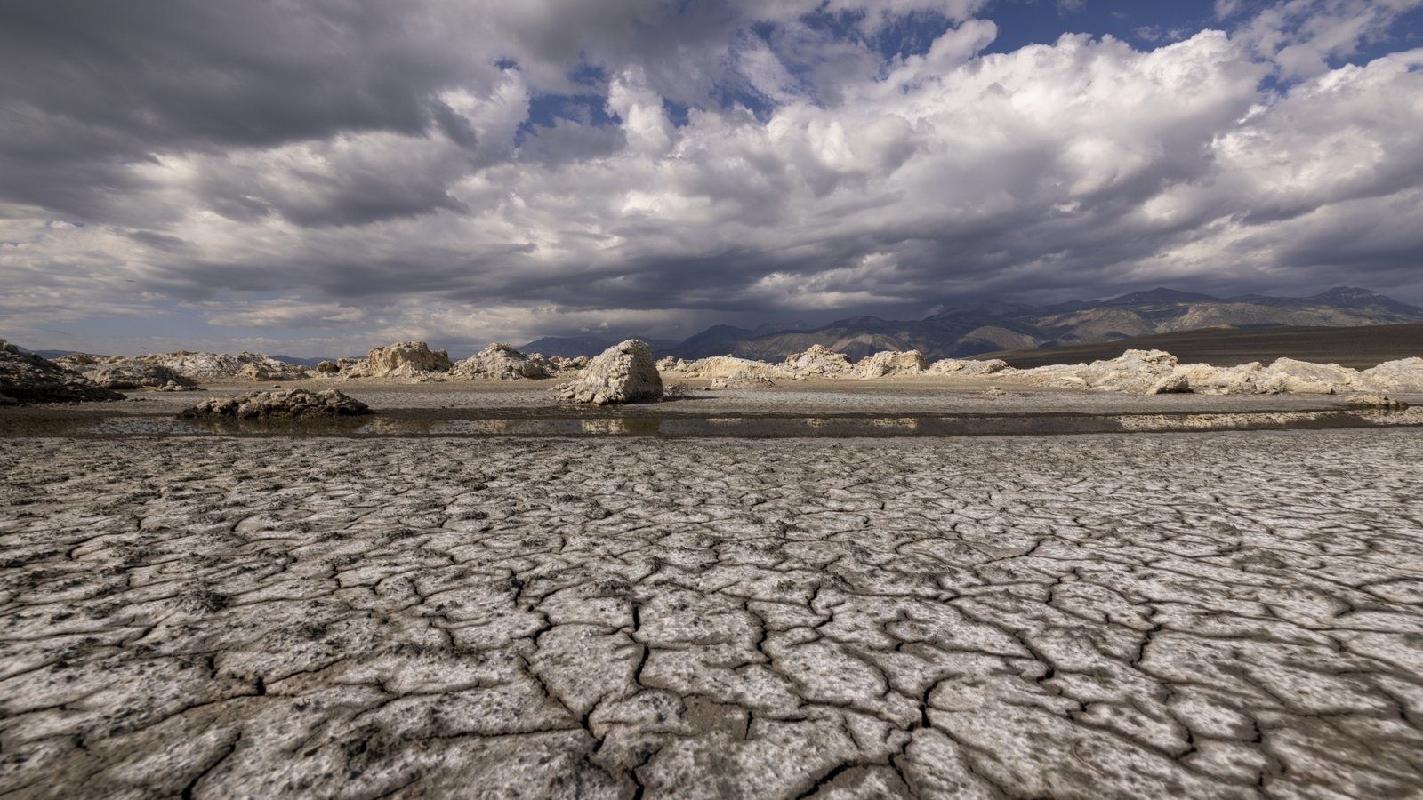 Concern world's largest lakes and reservoirs drying up