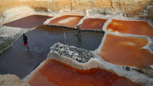 Sahara salt diggers struggle to maintain trade