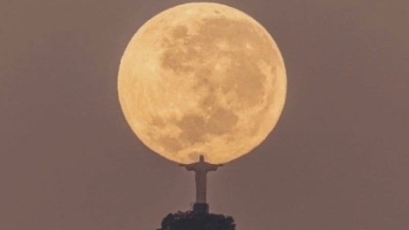 Photographer snaps Christ the Redeemer 'holding' moon