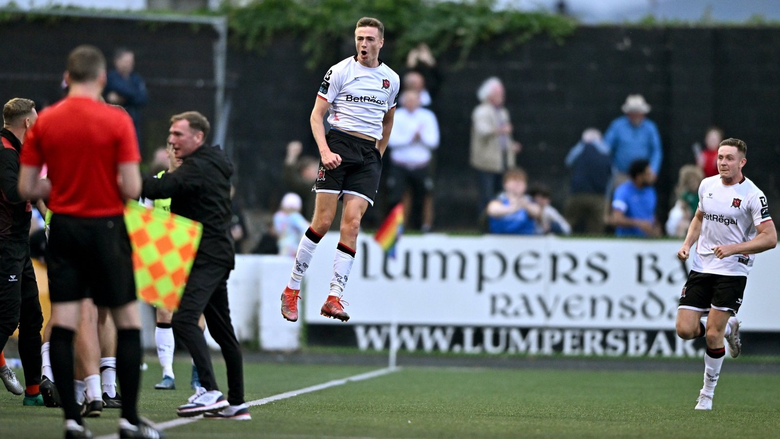 Tenacious 10-man Dundalk snatch a draw against St Pat's