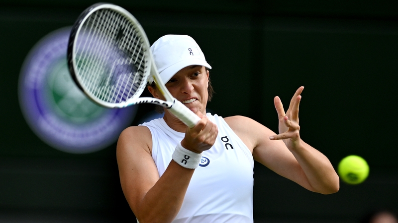 Swiatek survives a huge scare at Wimbledon