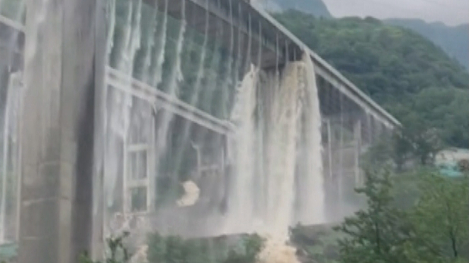 Bridge overflows after heavy rain in China
