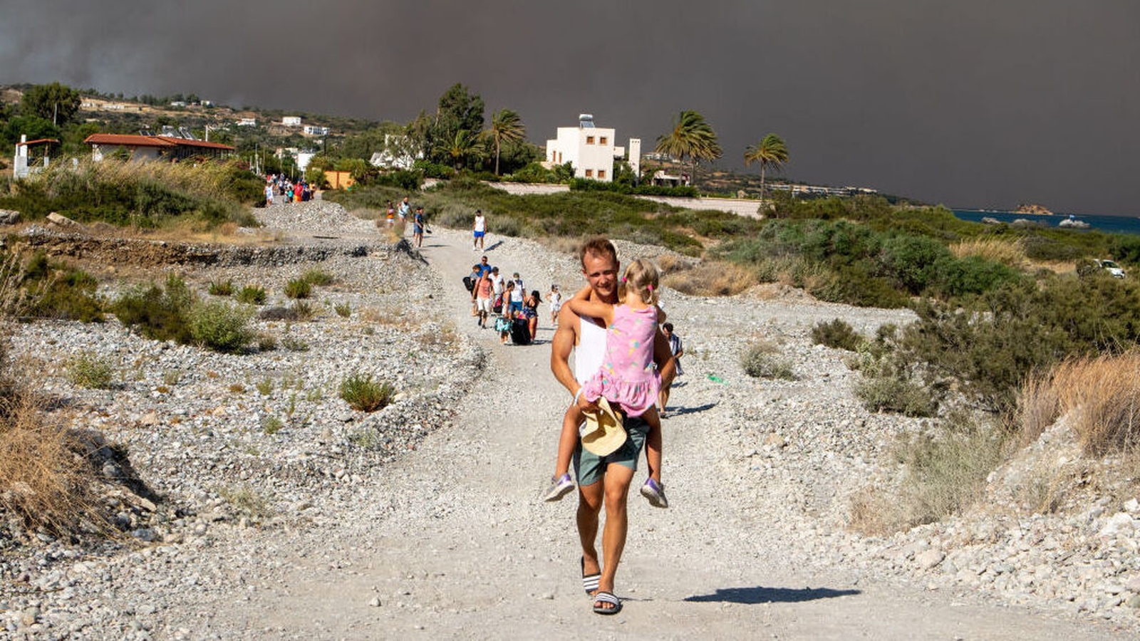 Thousands forced to take shelter as Rhodes fire rages