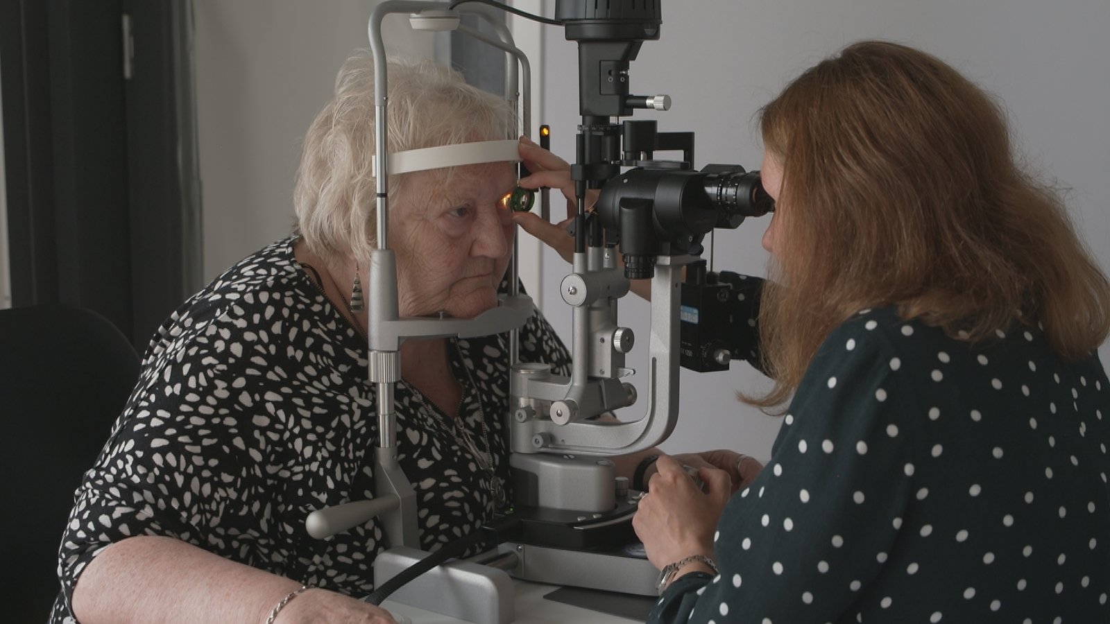 New service cuts eye procedure waiting lists