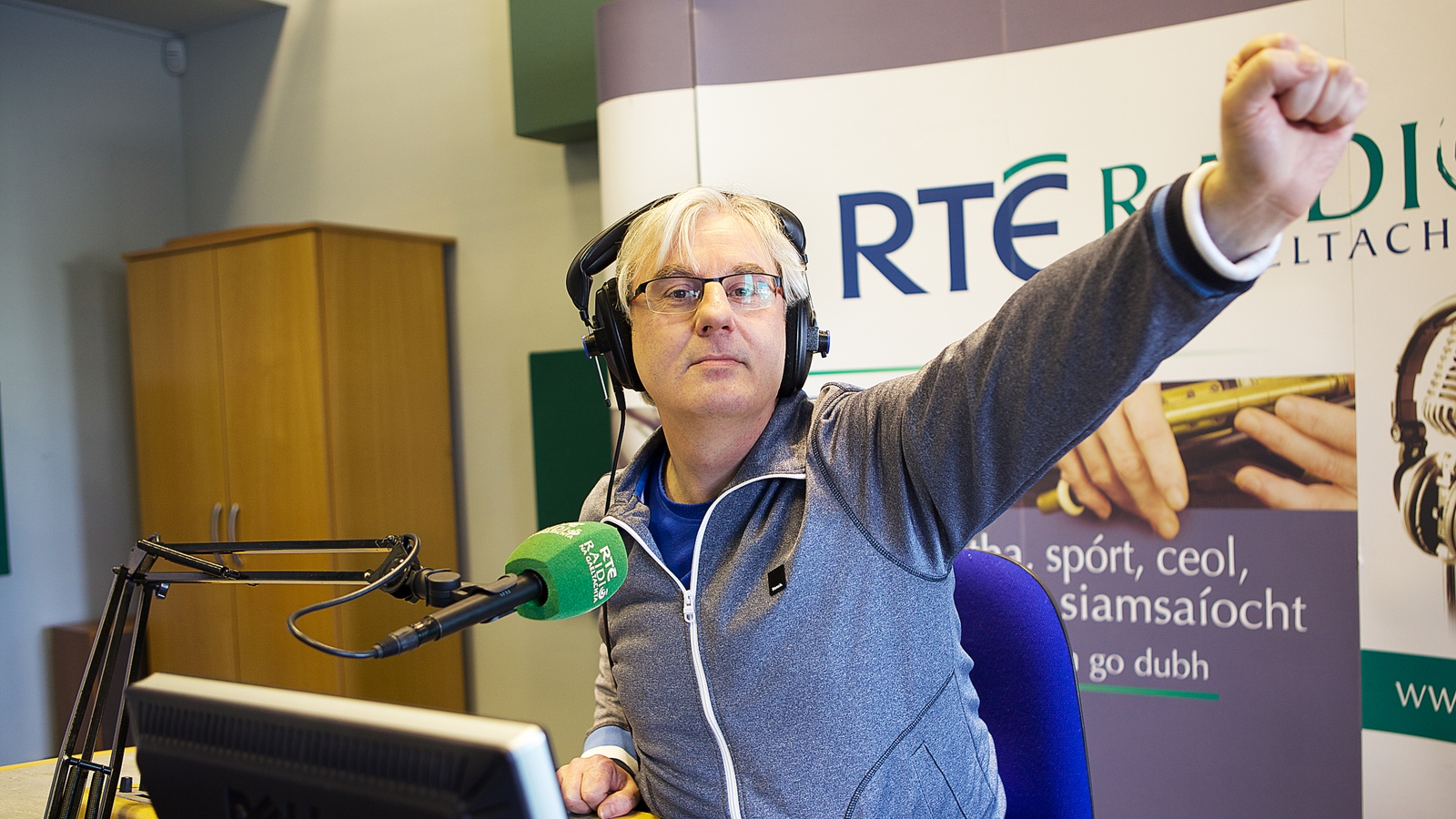 RTÉ RnaG broadcaster Rónán Mac Aodha Bhuí has died