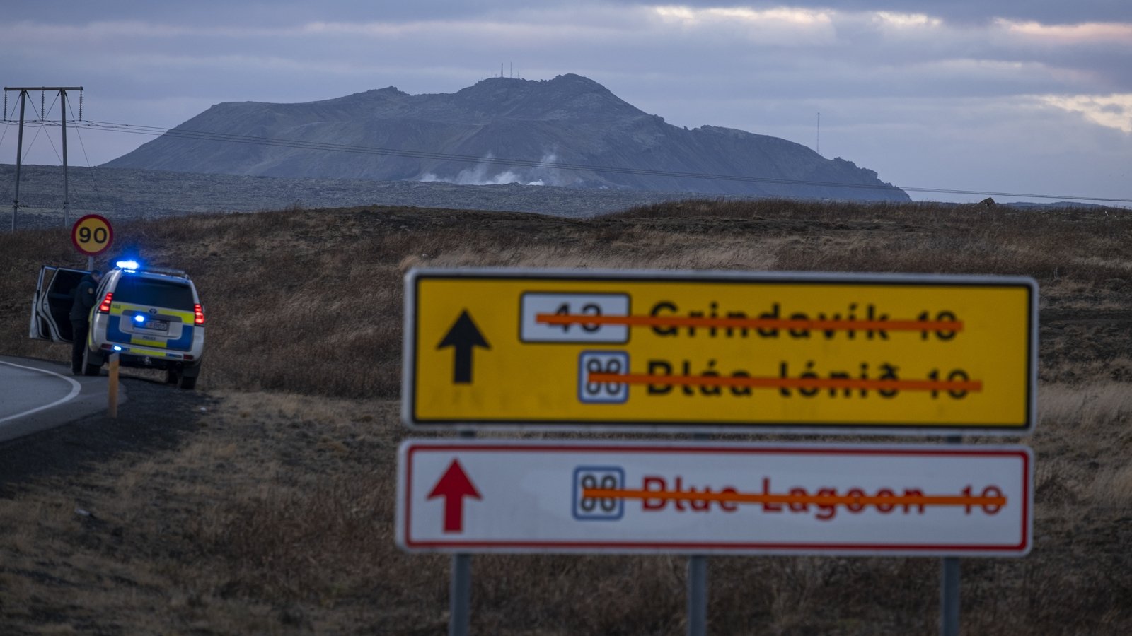 Iceland may spray water on lava to save town