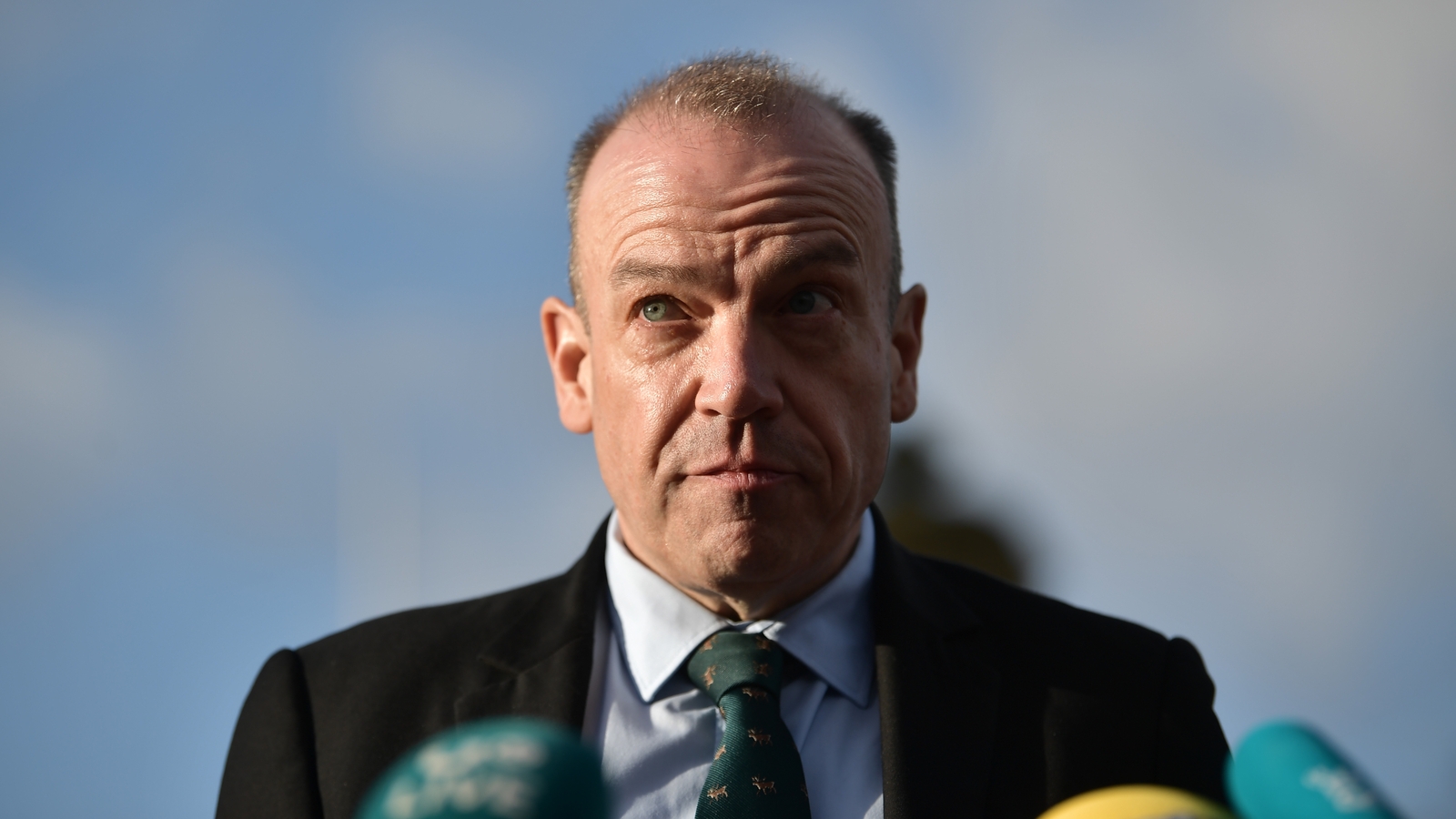 Heaton-Harris: "tairiscint déanta, is faoi na páirtithe anois é"