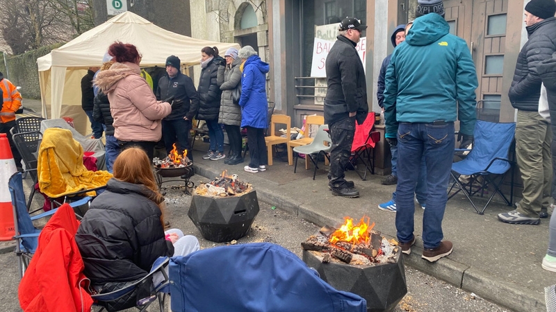 Agóid Bhaile an Róba thart, teaghlaigh le lonnú ini ar-óstán ann