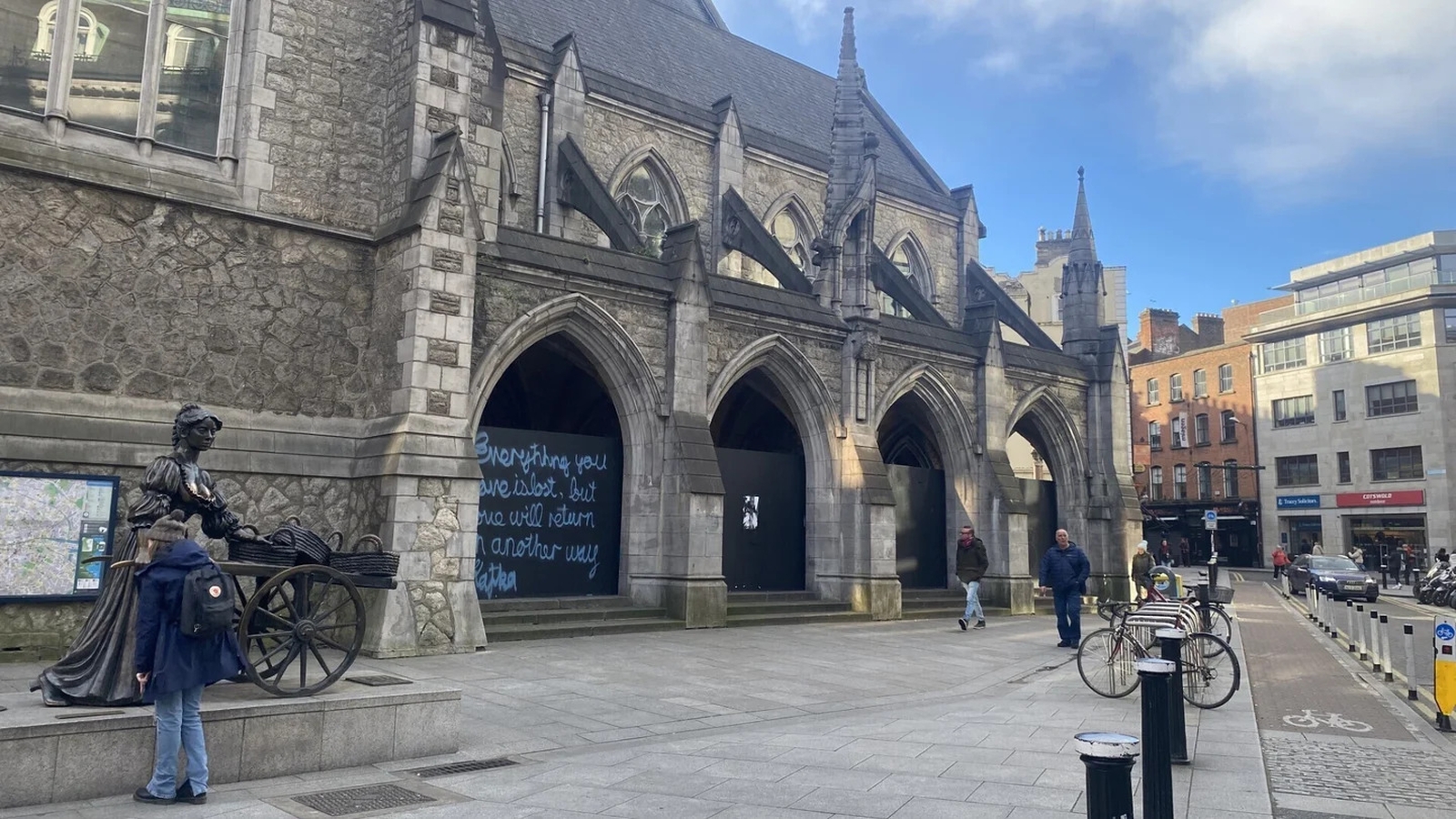 Fear a bhásaigh agus é ag codladh amuigh fós gan ainmniú