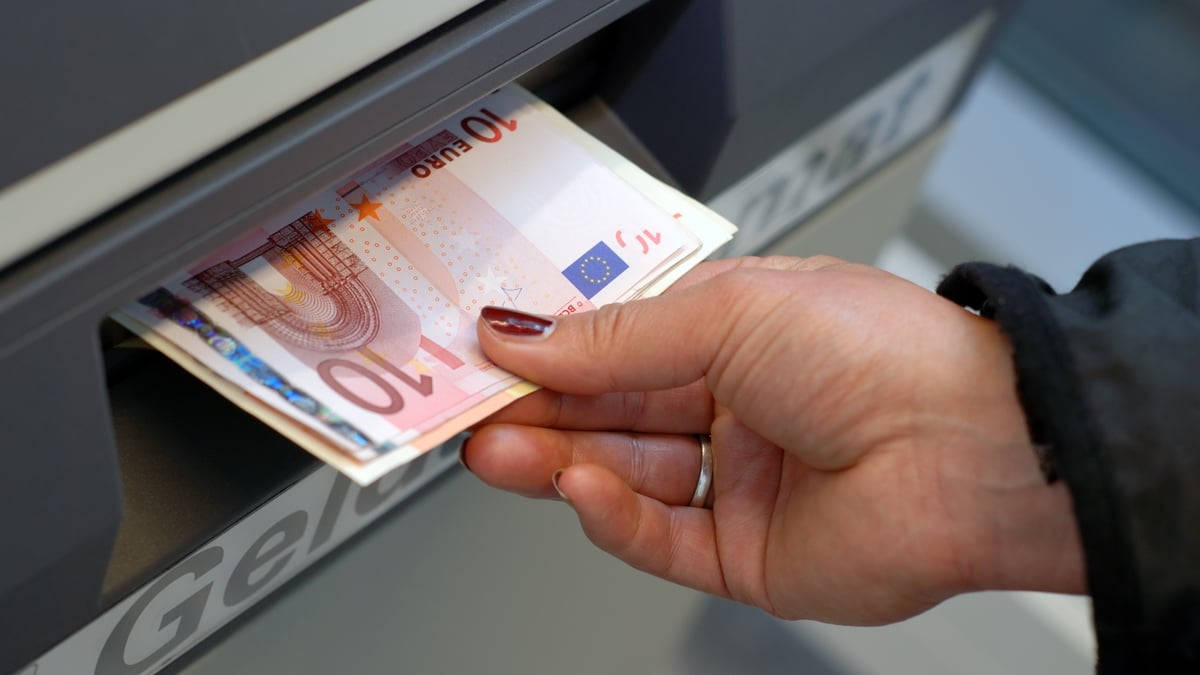 Cash Only! | Liveline - RTÉ Radio 1