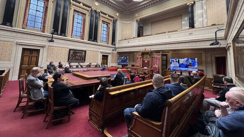 Deá-ghuí agus beannacht á ghuí ar pholaiteoirí Stormont