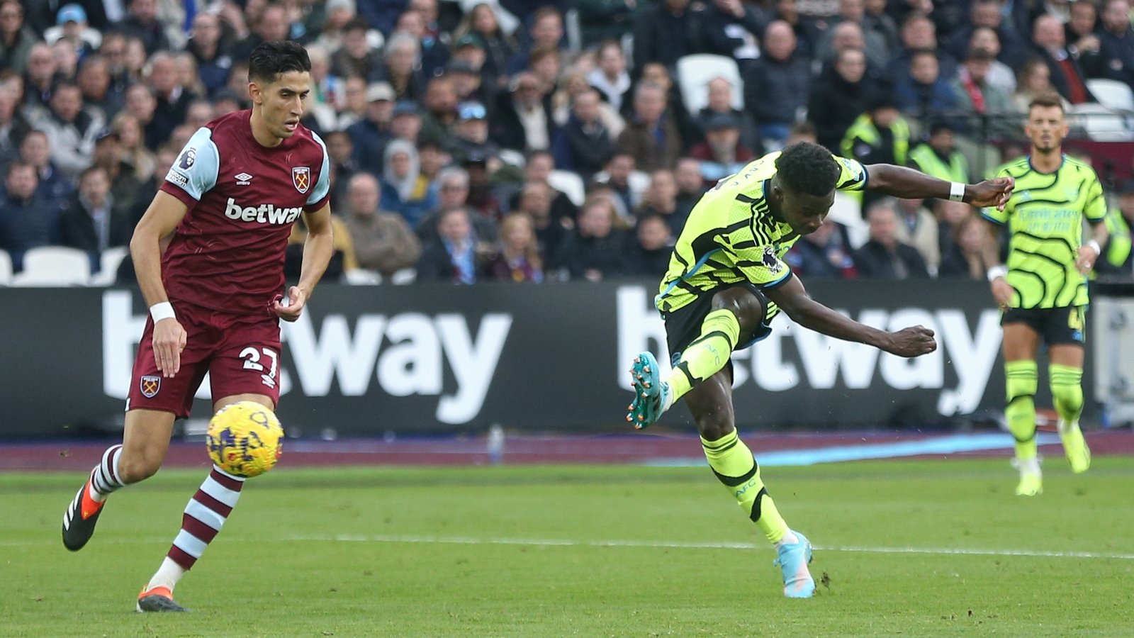 Arsenal stick six past woeful West Ham