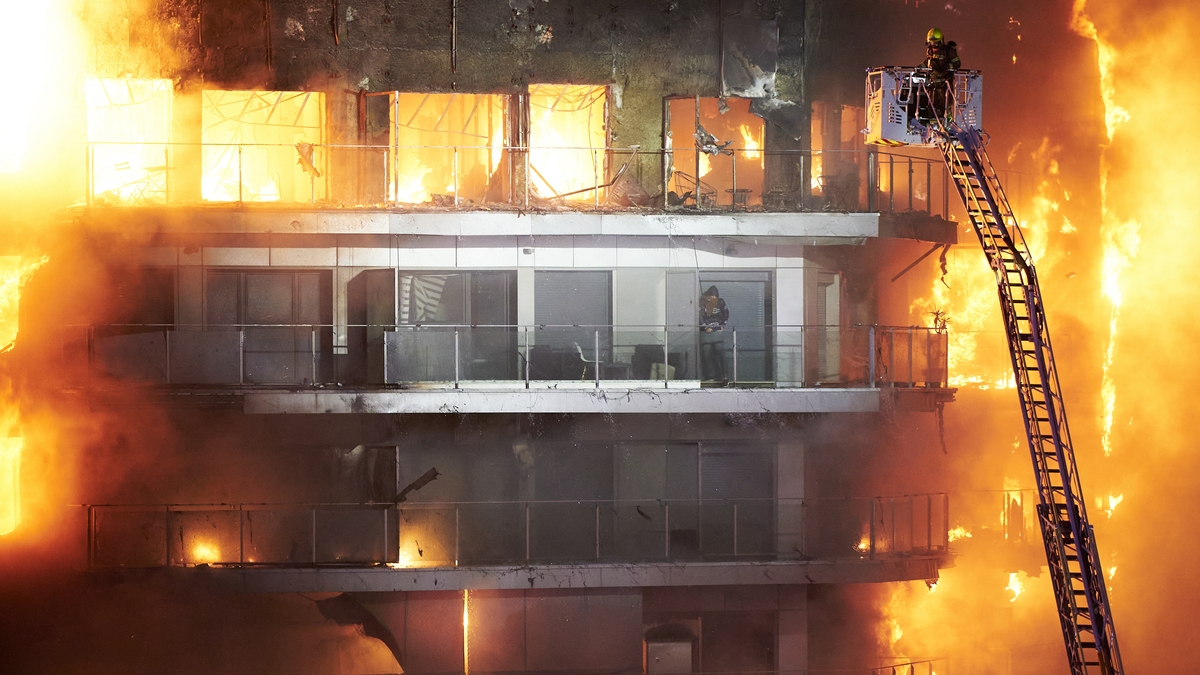 Fire ravages residential high-rise in Spain's Valencia | News At One ...