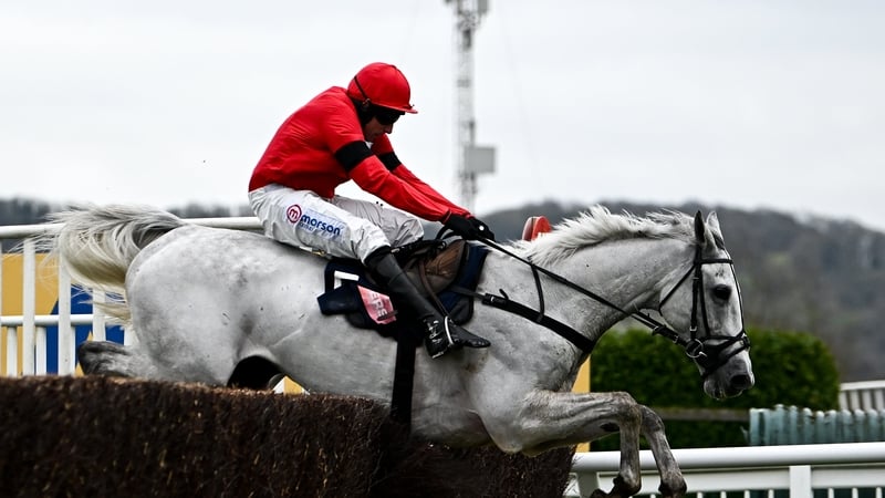 Grey Dawning lands Turners Chase in British 1-2-3
