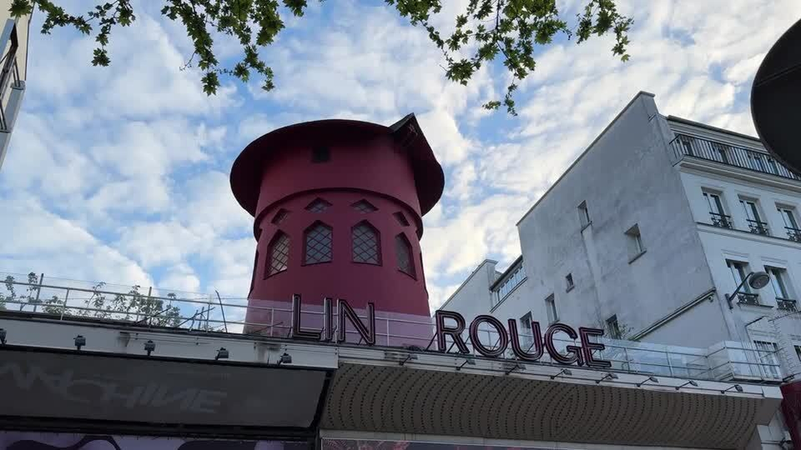 Blades of Paris landmark Moulin Rouge windmill collapse