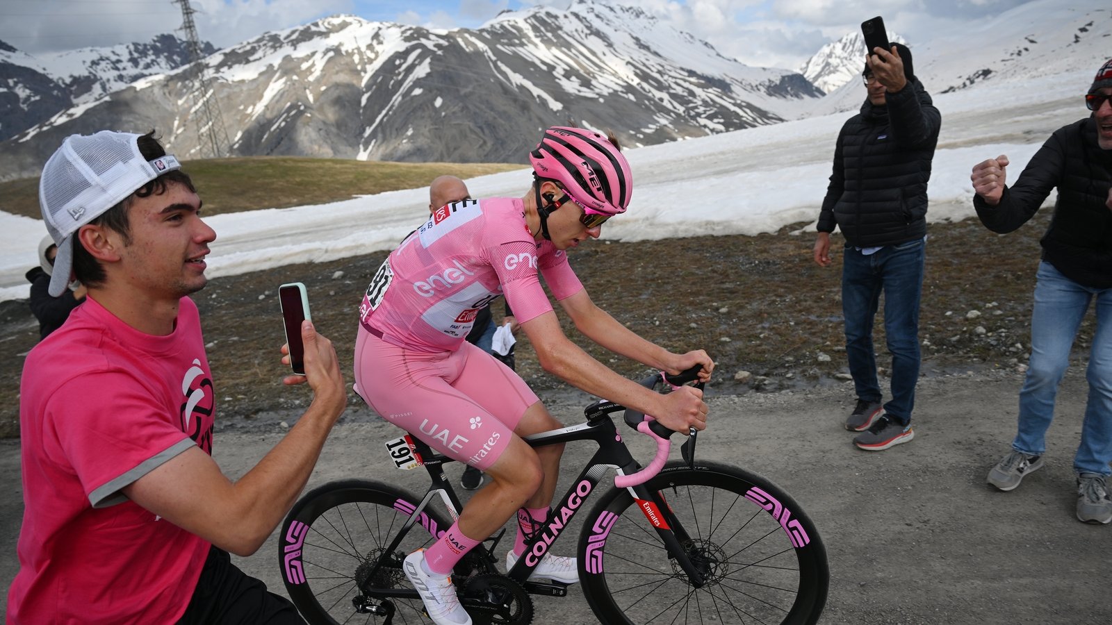 Pogacar leaves chasing pack behind to take stage 15