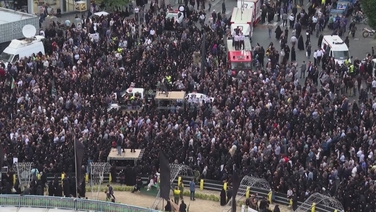 Video | Iranians mourn the death of President Raisi | RTÉ