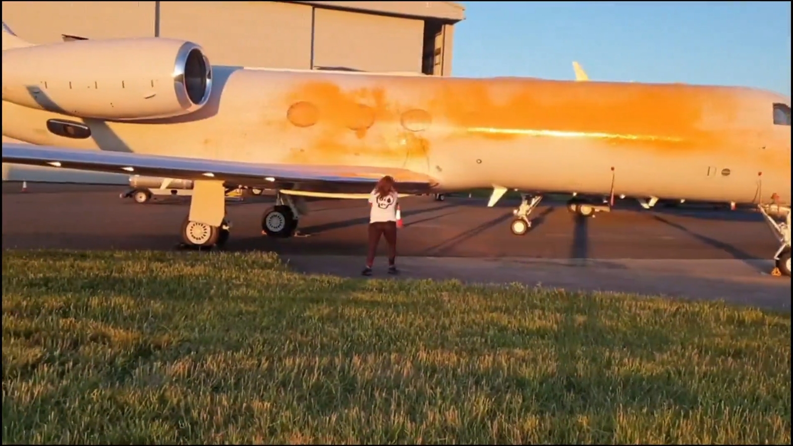 Protesters arrested in UK for 'spraying paint over jets'