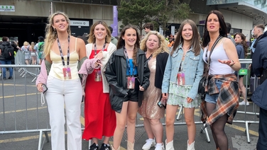 Video | Taylor Swift fans sing in Dublin queue | RTÉ