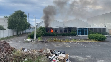 Video | Fire at Coolock site after over 1,000 protest IPAS plan | RTÉ