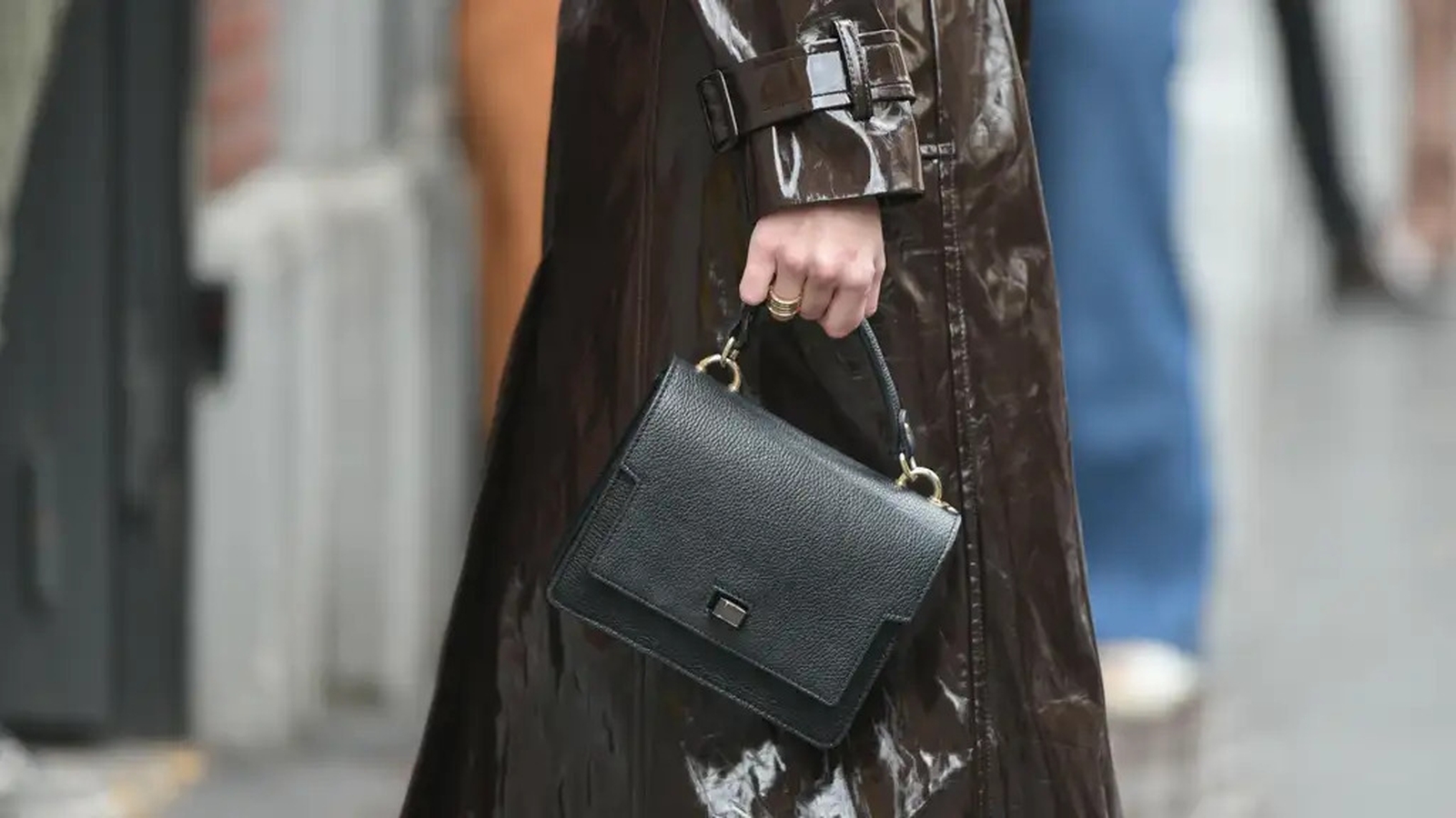 5 items to avoid keeping in your handbag