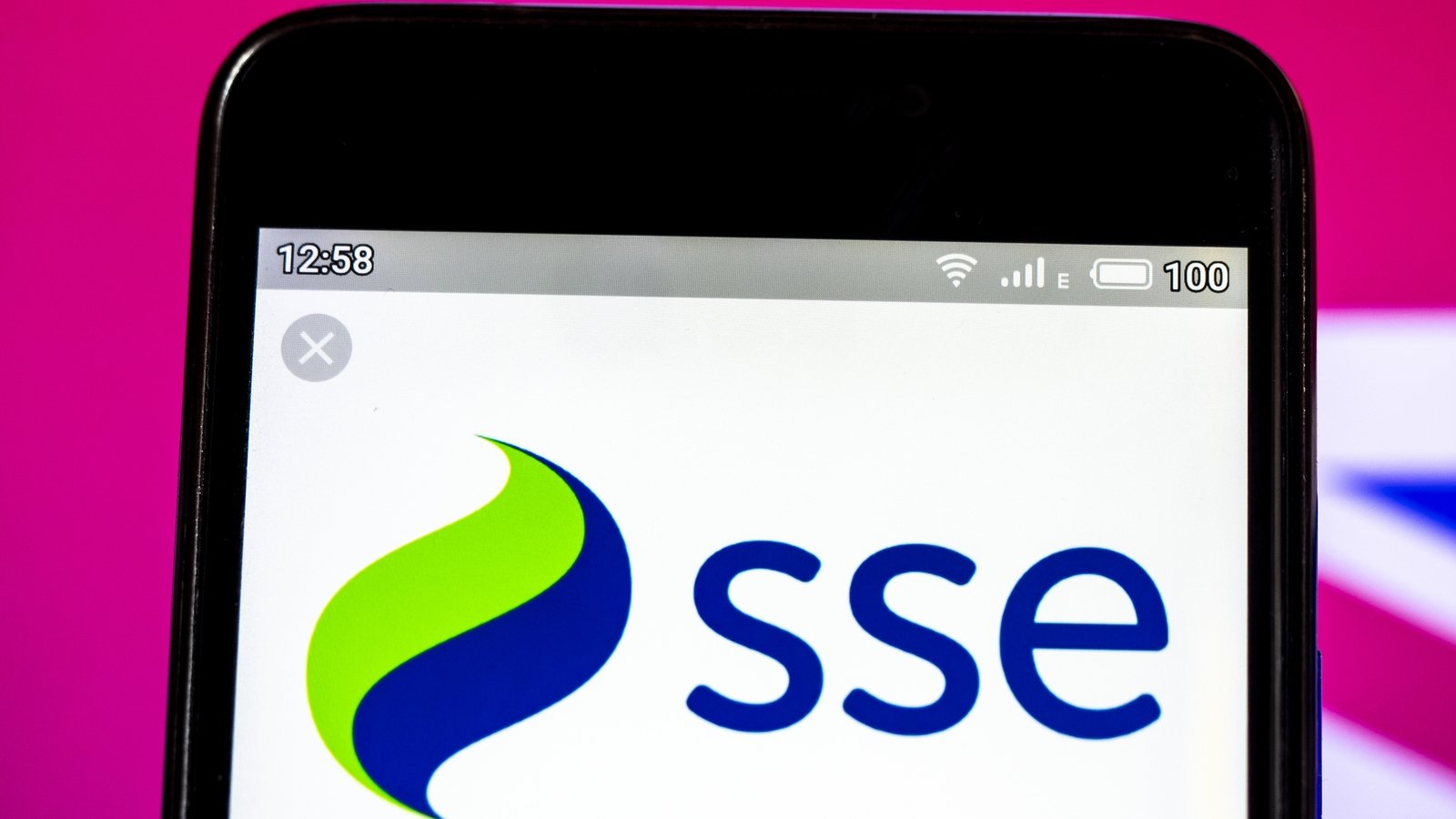 SSE trims annual earnings outlook, eyes renewables growth