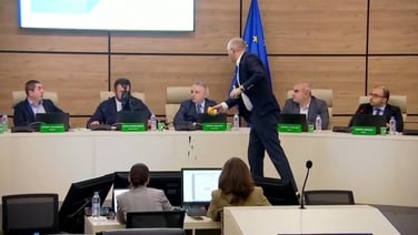 Video | Georgia's election commission chief doused in paint | RTÉ