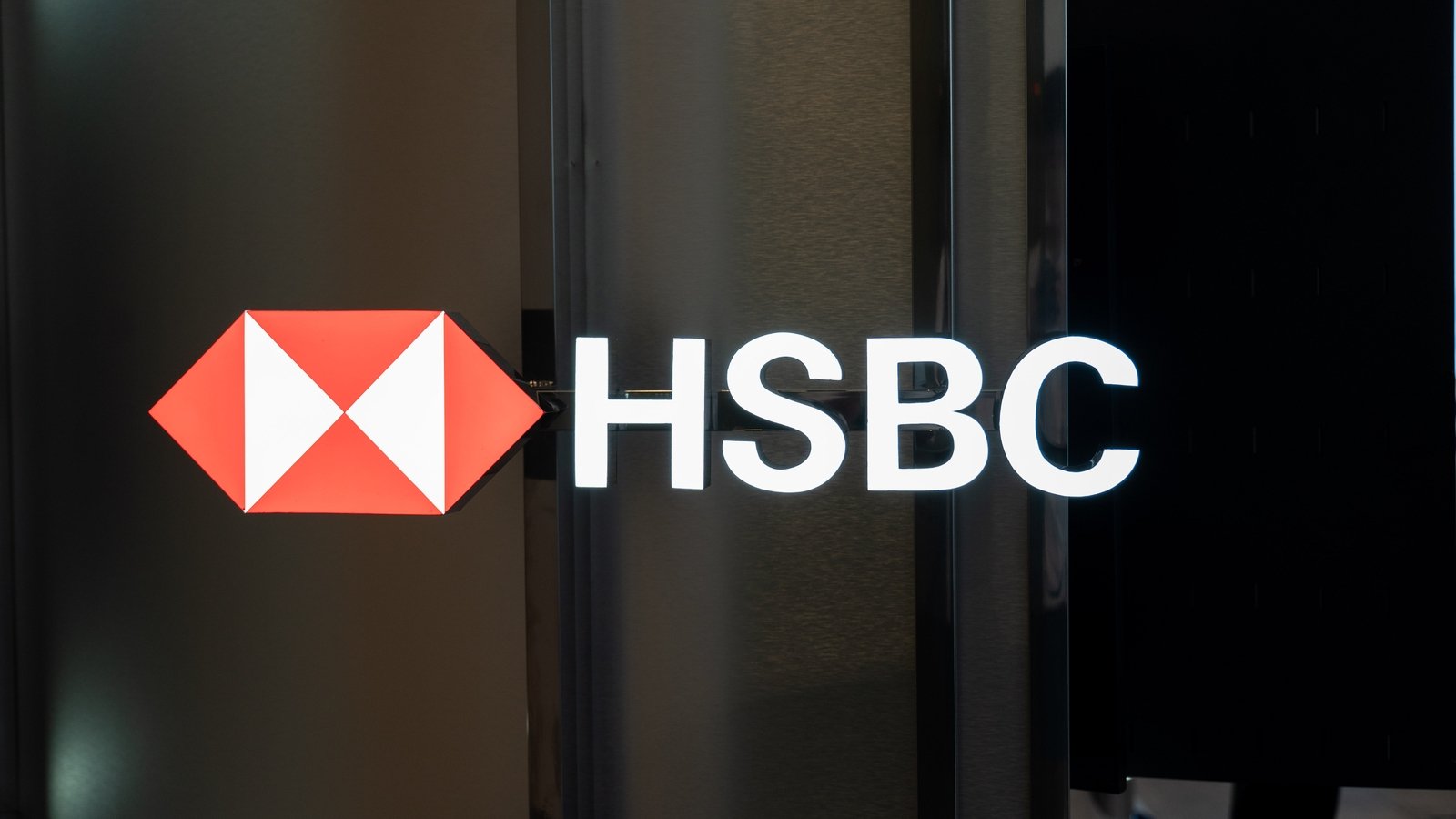 HSBC unveils share buyback and cost cut targets