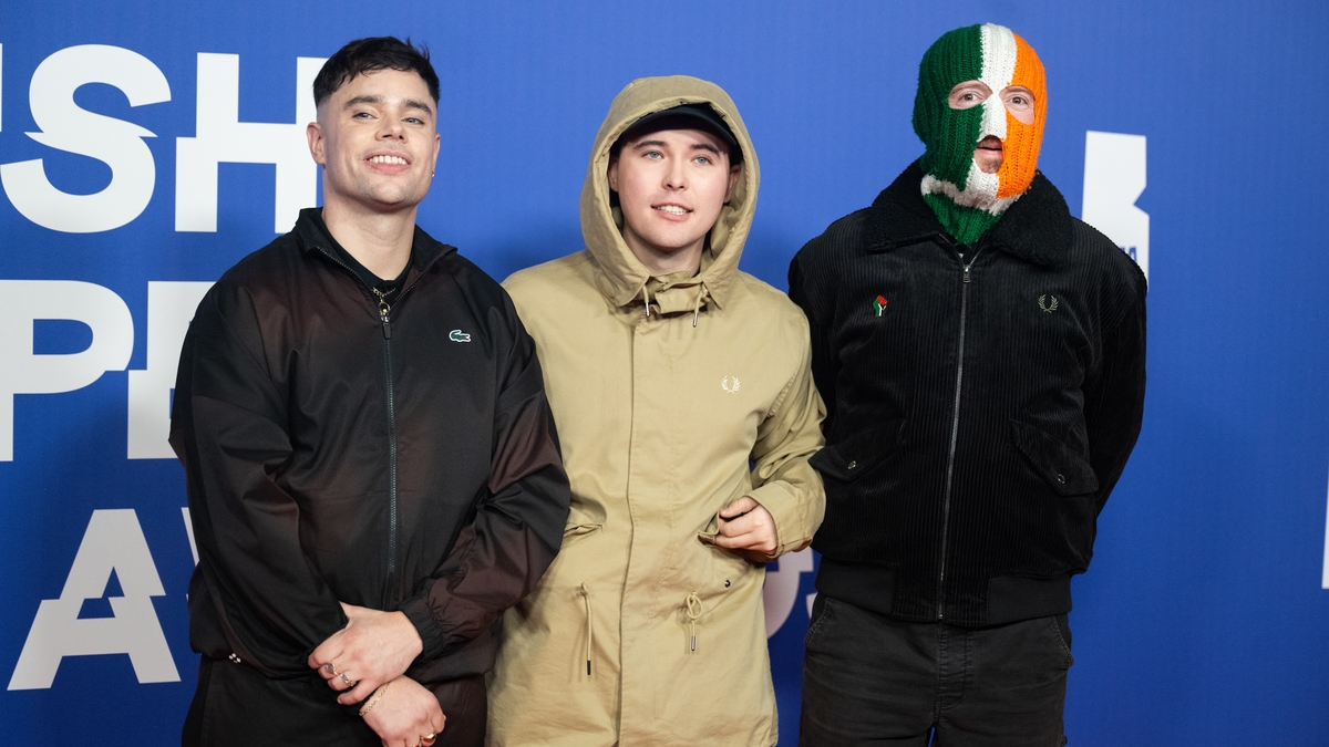 Tús Áite: Kneecap ag spreagadh spéis daltaí méanscoile sa Ghaeilge ...