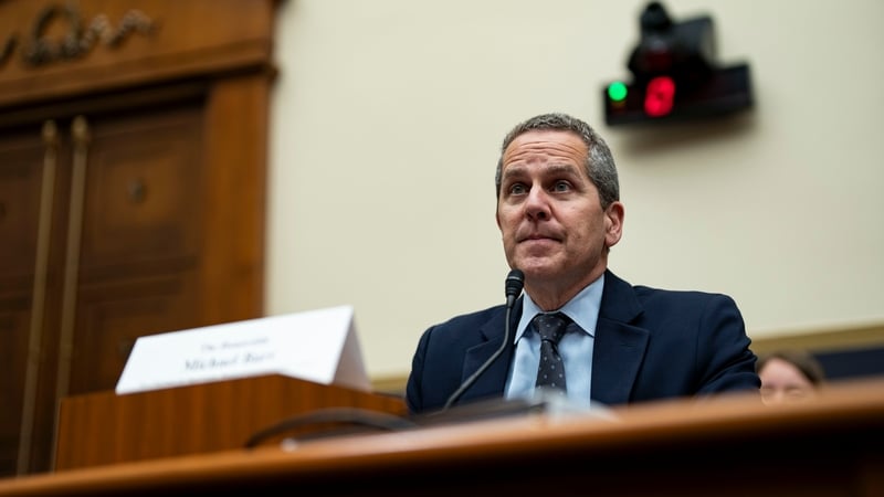 Top US banking regulator to step down early