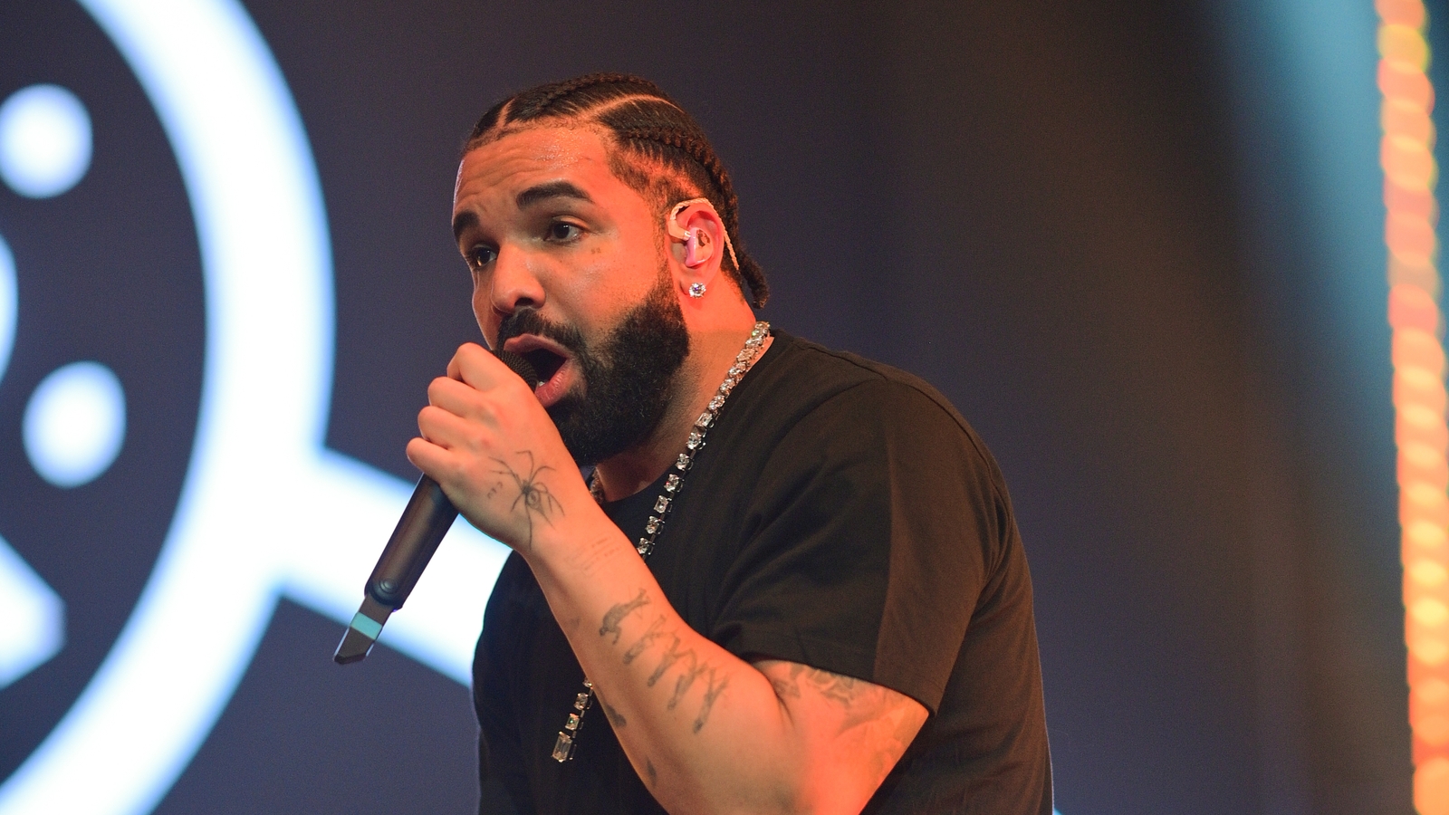 Drake sues Universal Music for defamation