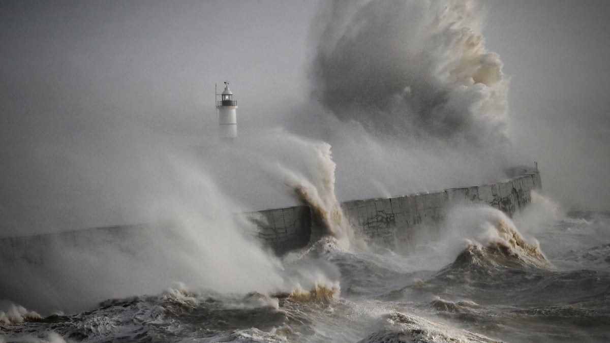 Status Red and Orange wind alerts issued as Met Éireann warns of ...