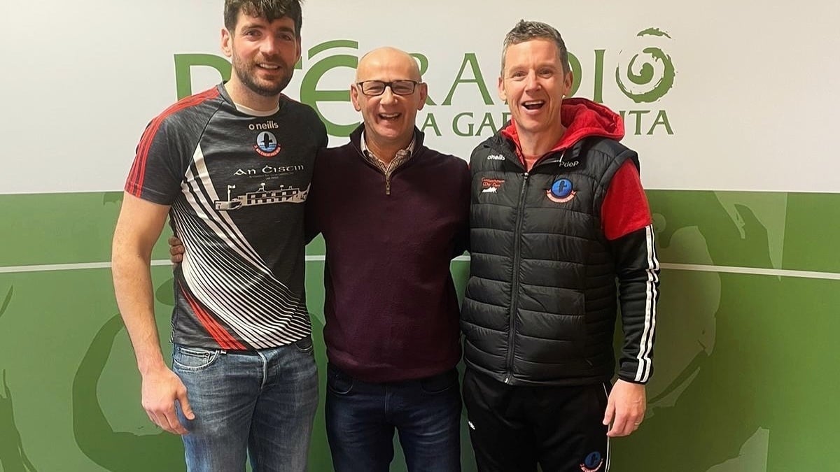 Stiofán Ó Brian & Pádraig de Paor CLG Ceathrú Rua sa std & imreoirí ...