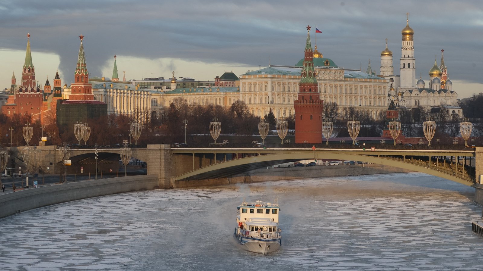 At least one dead in bomb attack at Moscow building
