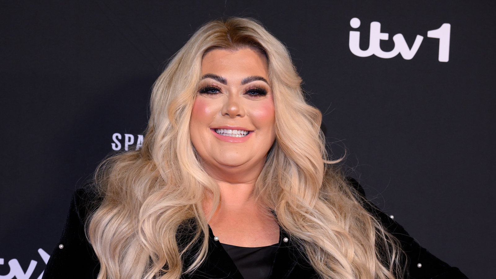 Gemma Collins helps rescue car from ditch
