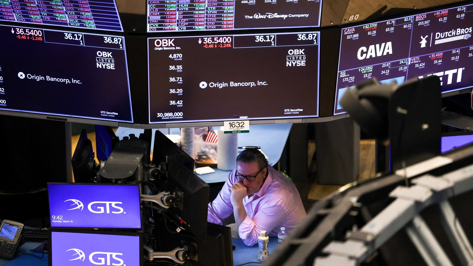 US stocks plunge on recession fears