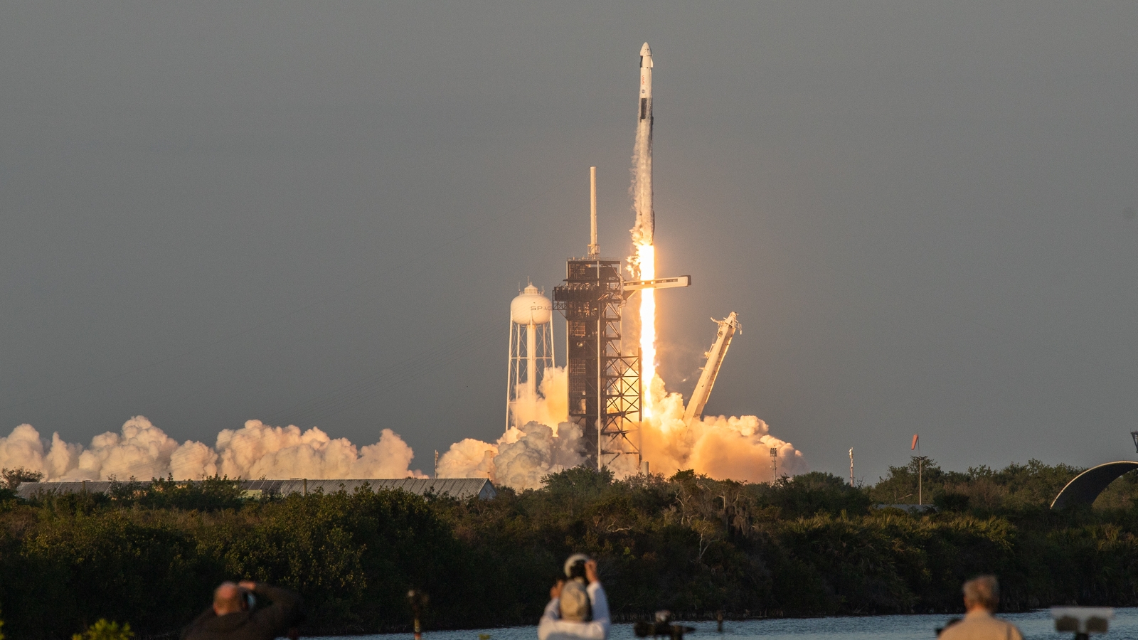 Crew launched to relieve stuck astronauts from ISS