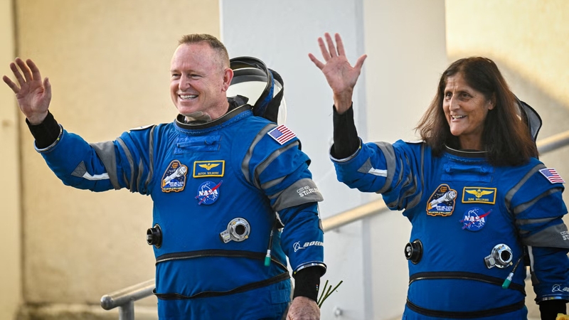 How does a long stay in space affect astronauts' minds & bodies?